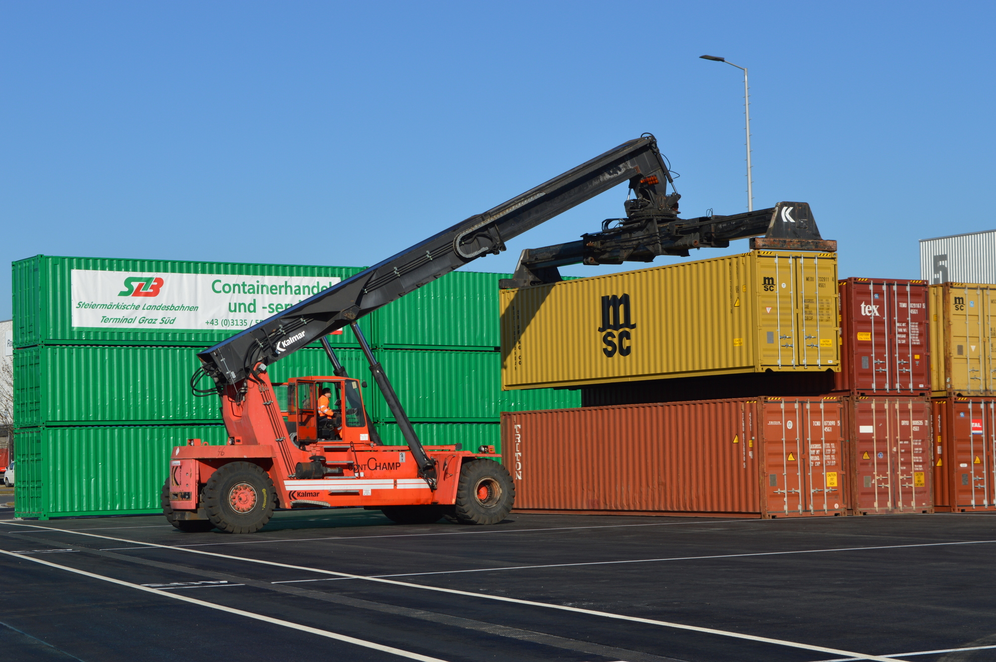 Mehr Platz für Container im Cargo Center Graz - Österreichische ...