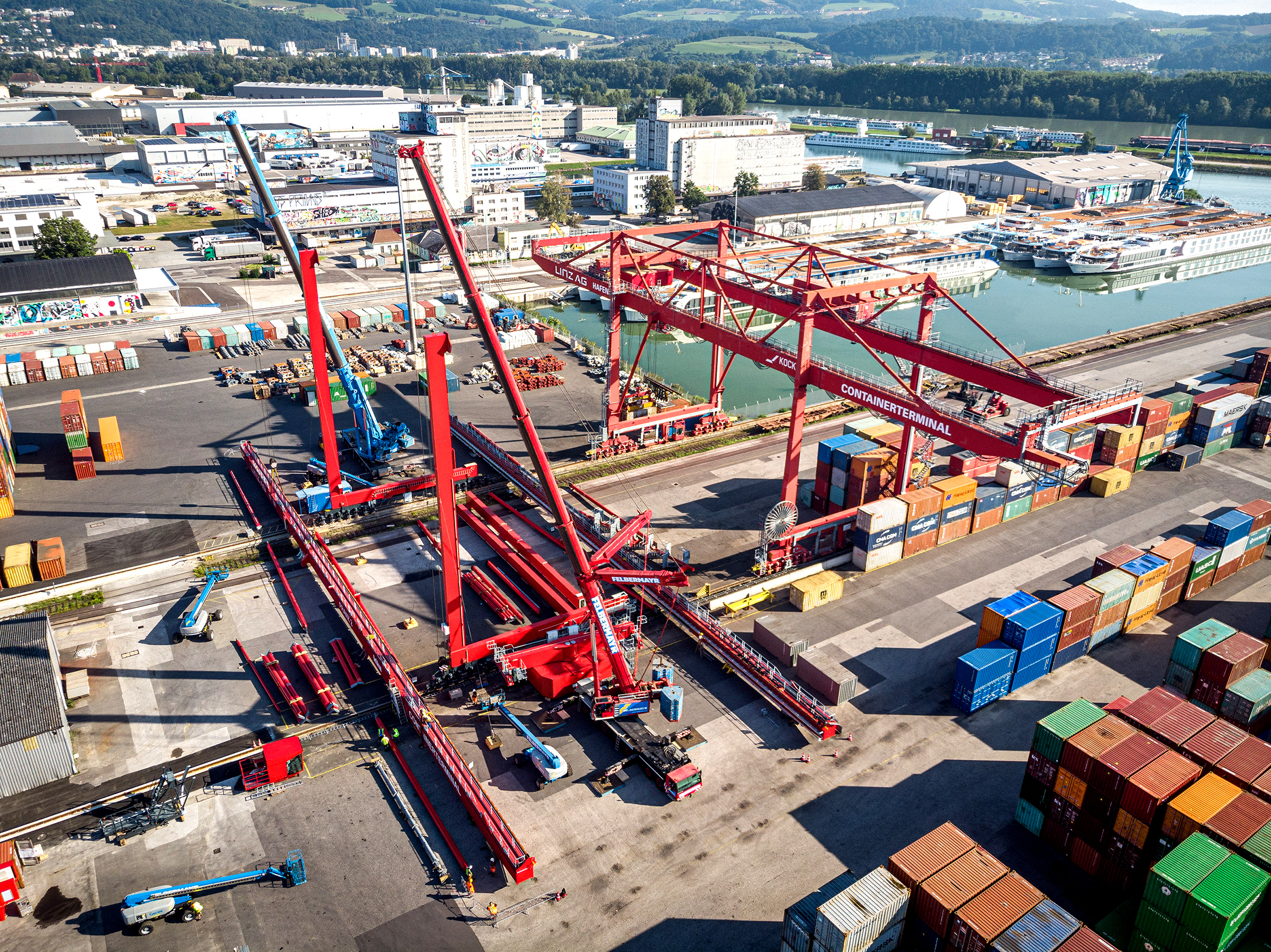 Montage des zweiten Containerportalkrans im Linzer Hafen ...