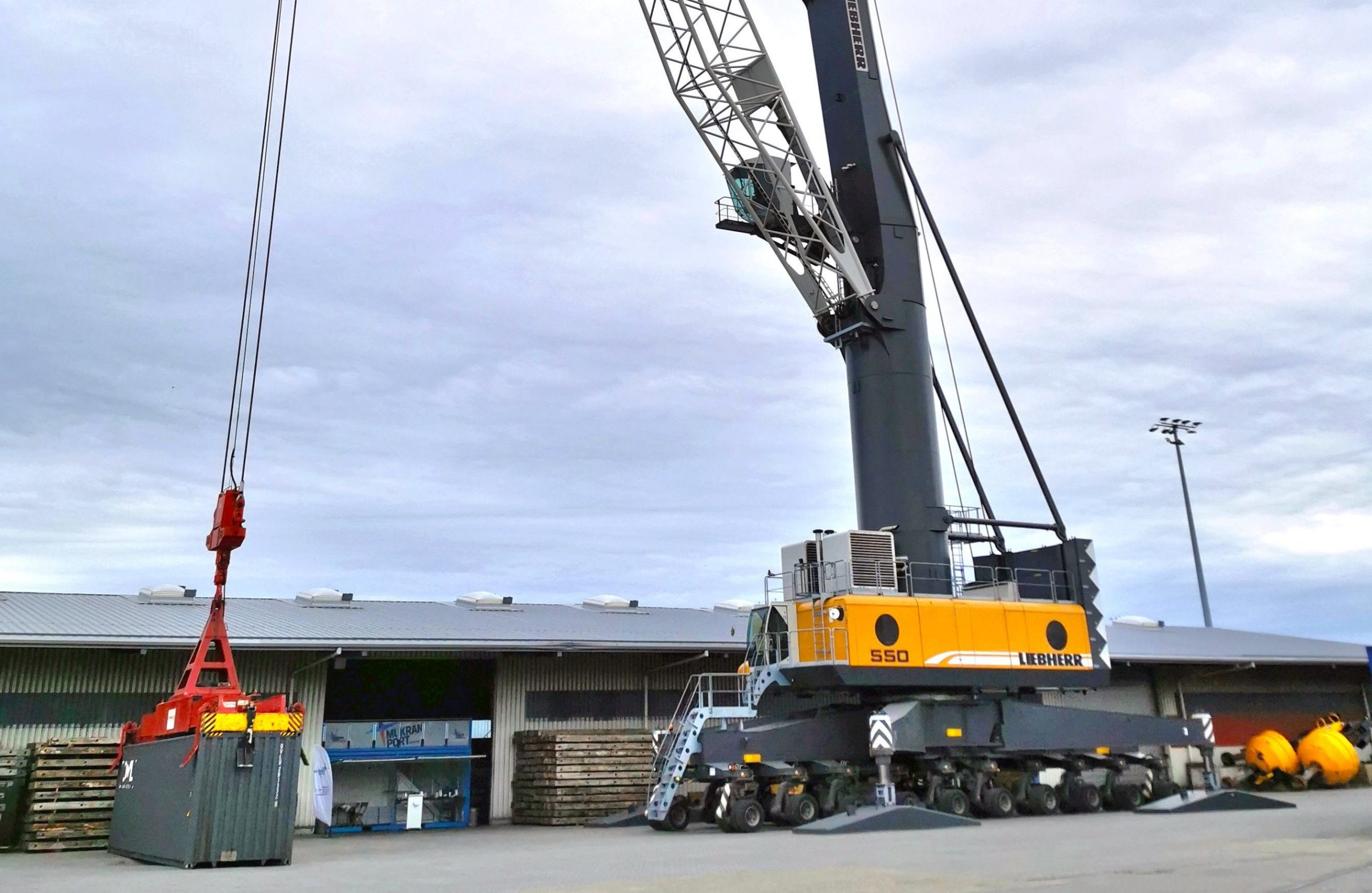 Dritter Liebherr-Mobilkran für Mukran Port Terminals - Österreichische ...