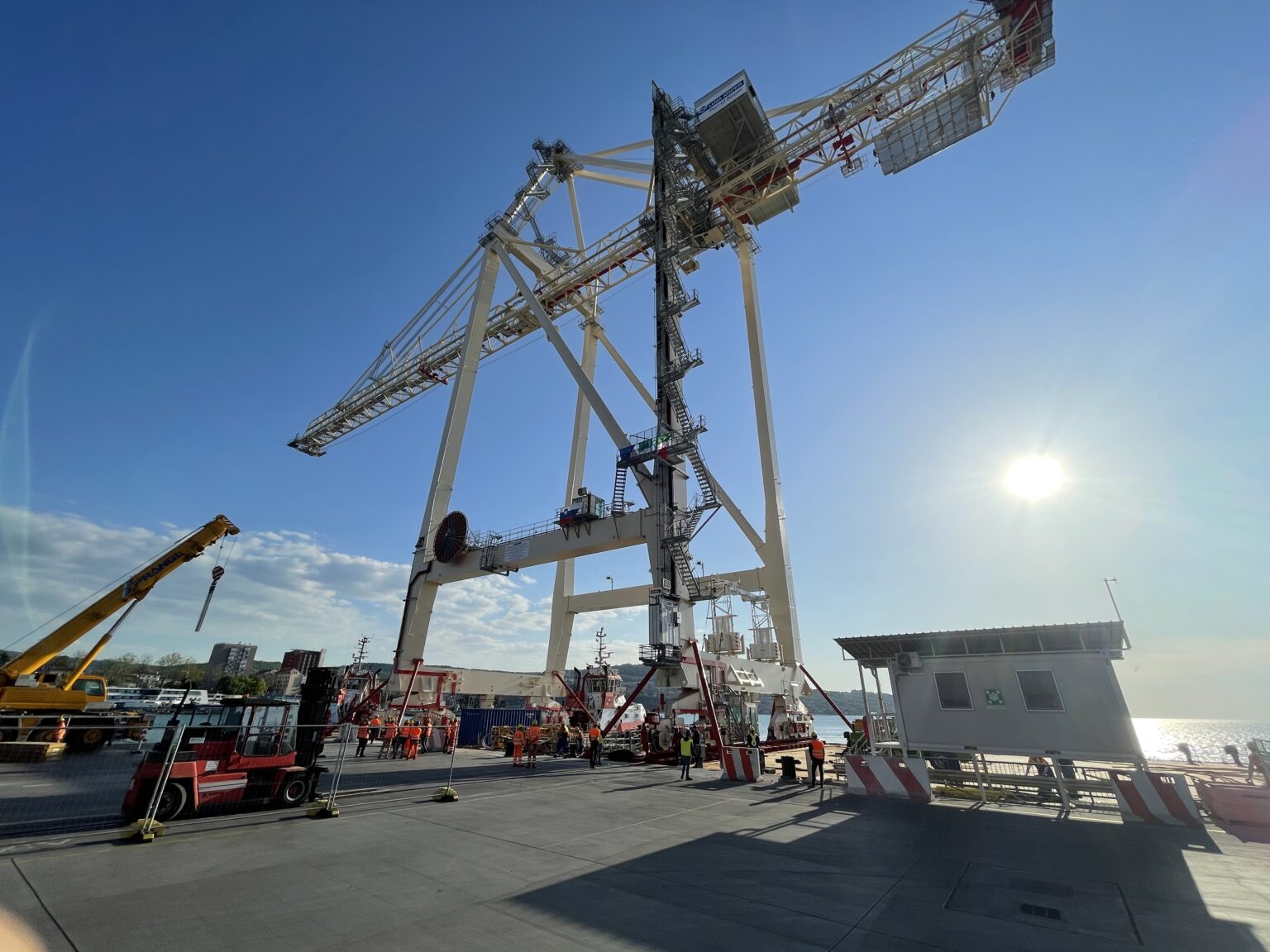 Neue STS-Containerkrane im Hafen Koper - Österreichische Verkehrszeitung