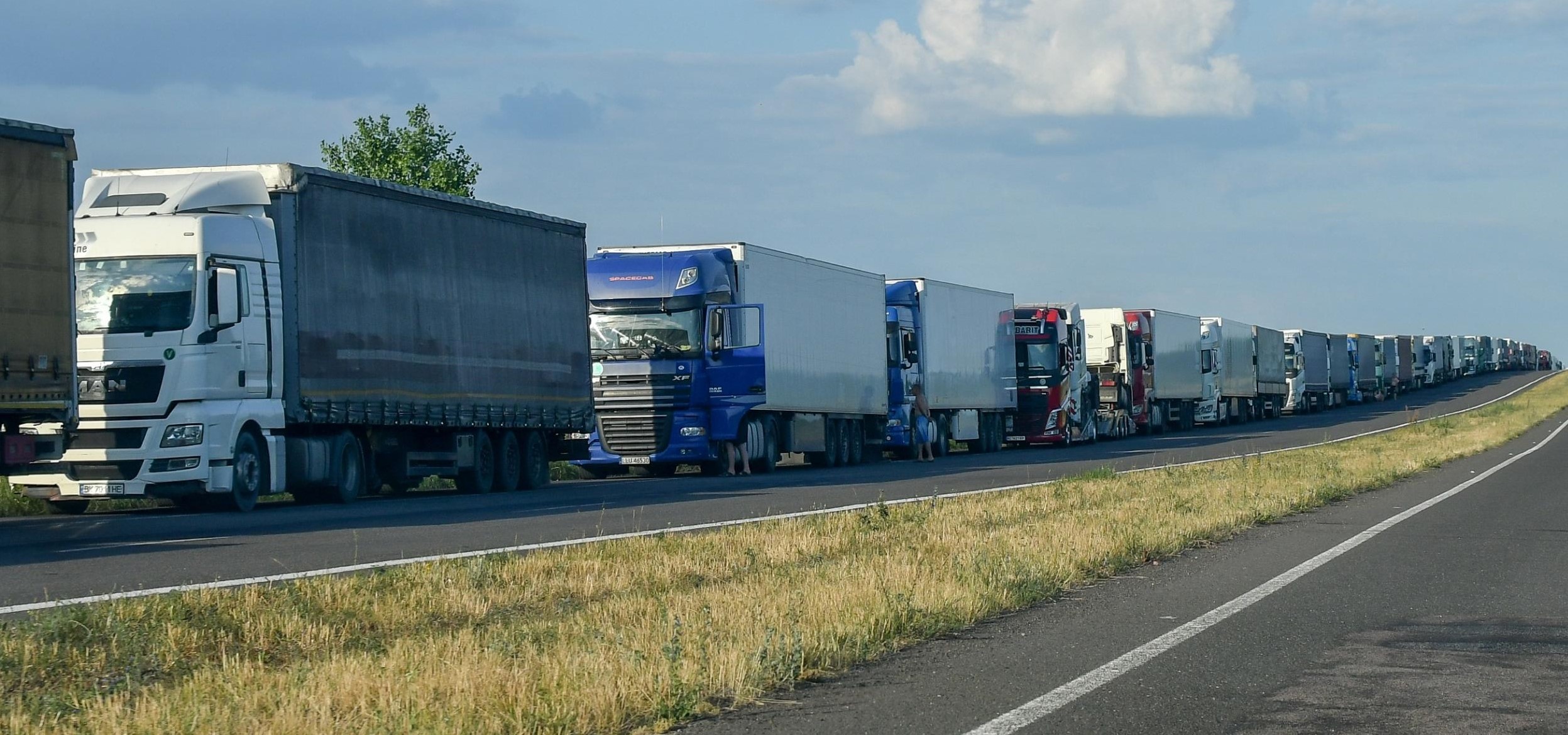 Mega-Lkw-Staus an den ukrainischen Grenzstellen - Österreichische ...