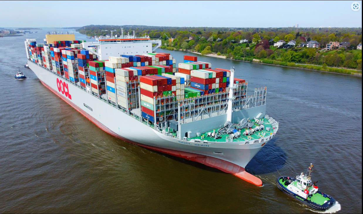 Megamax: „OOCL Spain“ erstmals im Hamburger Hafen - Österreichische Verkehrszeitung