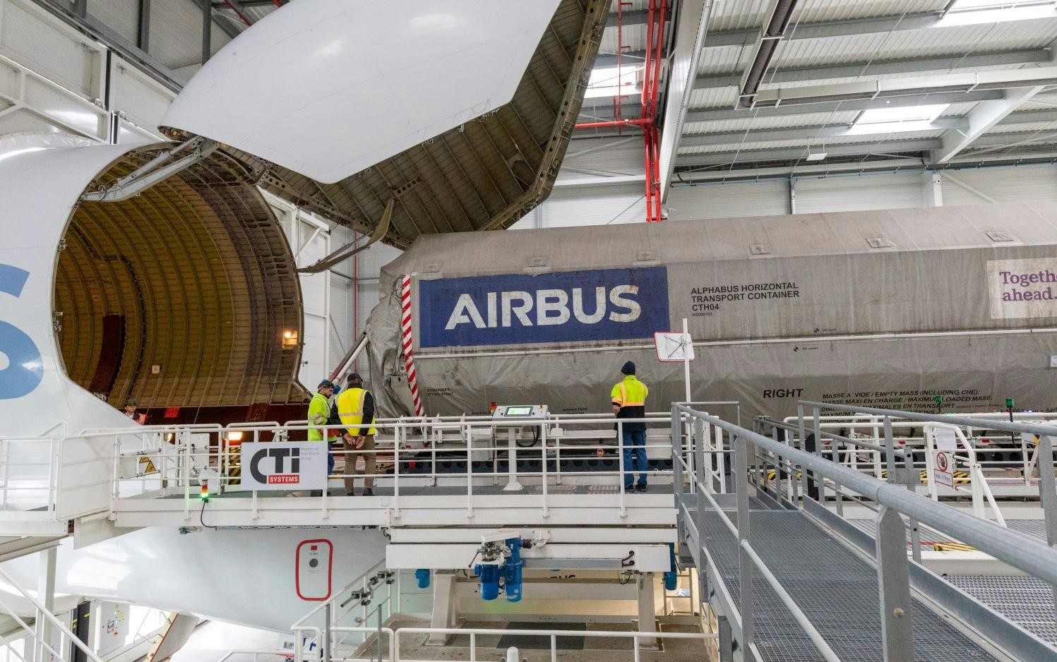 Airbus-Satellit: Mit BelugaST von Frankreich nach Florida ...