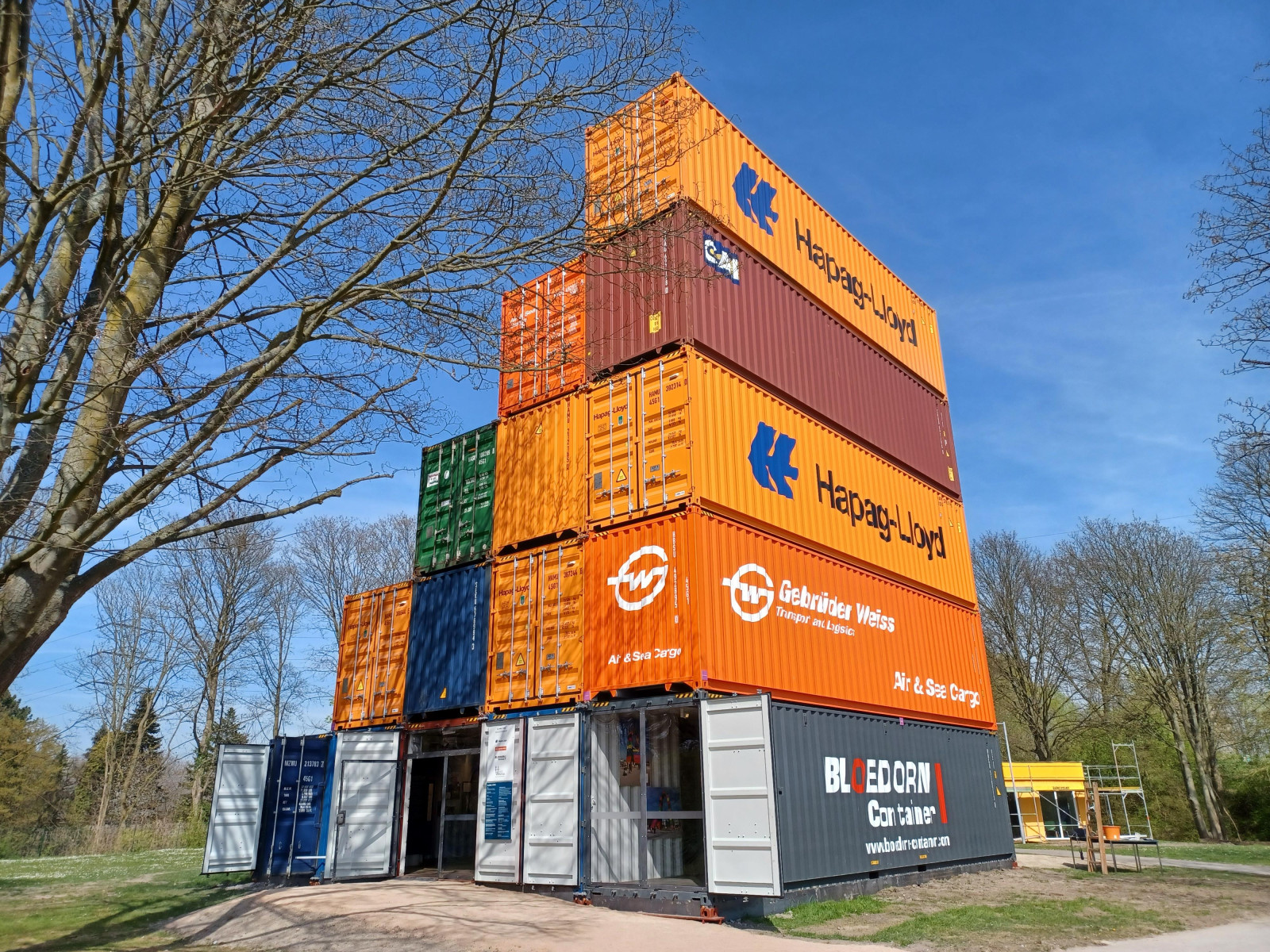 Gebrüder Weiss stapelt Container für Spezialschau auf - Österreichische ...