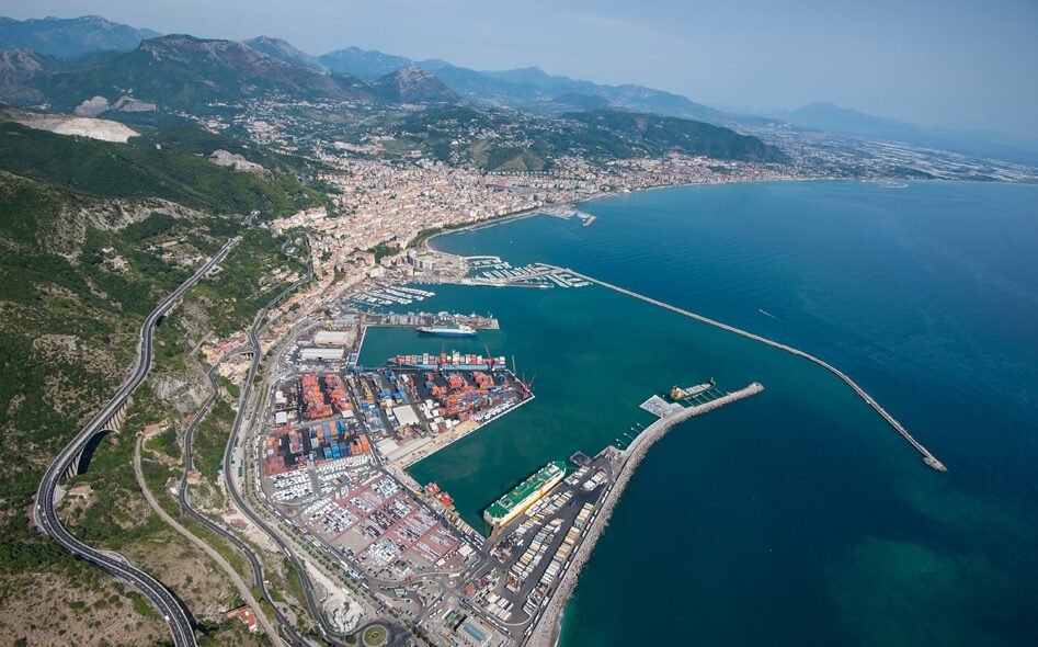 Hafen Salerno erhält Mobilkran für 15.000 TEU-Schiffe - Österreichische ...